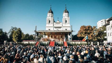 Peste de pelerini s au închinat la moaştele Sf Parascheva la Iași de oameni