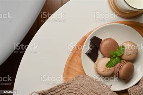 프렌치 컬러풀 마카롱 접시와 거실에 우유 한 잔이 있는 커피 테이블 건조한에 대한 스톡 사진 및 기타 이미지 건조한 꽃
