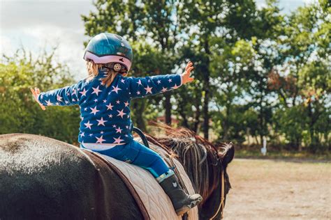 Mädchen Reitet Schwarzes Pferd · Kostenloses Stock Foto