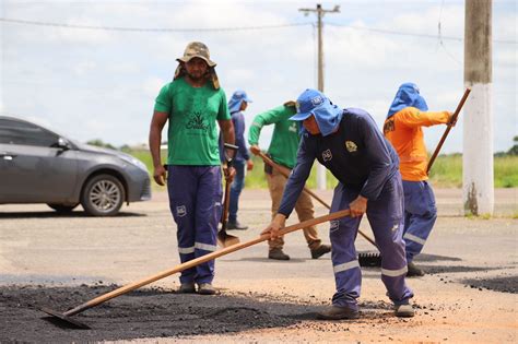 Deracre Executa Roçagem Limpeza E Tapa Buraco No Estacionamento Da