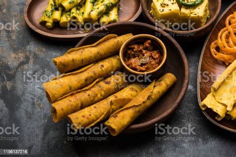 잘레비파프타 테플라 카만 도클라 알루 부지야 칸드비 카크라 다히 바다 가티야 와 같은 구자라트 간식 그룹 0명에 대한 스톡 사진