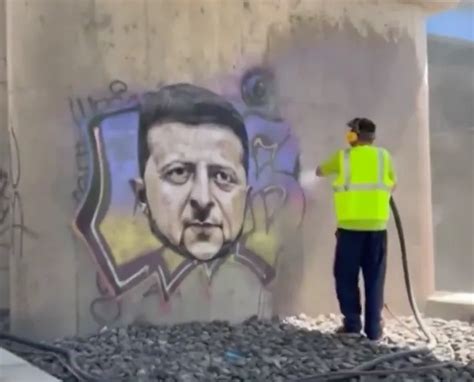 Пользователи X горячо поддержали исчезновение граффити с Зеленским в Барселоне