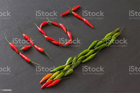 검은 색 테이블에 검은 어두운 배경에 단어 핫 레드 핫 칠리 고추 뜨거운 편지 레드 칠리 고추에서 배열 텍스트의 공간을 복사 합니다 평면 누워 평면도 음식과 채소의 말