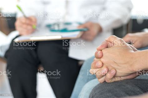 결혼 커플 개념 불 임 문제 임신에 대 한 무 능력의 세션을 치료에 함께 손을 잡고 남자와 여자와 불 임 의사 또는 생식의 내