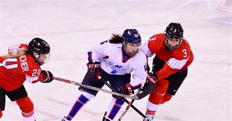 Md포토 女 아이스하키 남북 단일팀 박채린 스위스 선수 돌파 시도