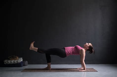 여 자가 연습 요가 개념 Purvottanasana 운동 위쪽으로 판자 포즈를 하 고 가냘픈에 대한 스톡 사진 및 기타 이미지
