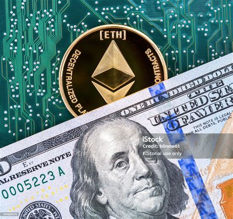 디지털 Cryptocurrency 테리 전자 컴퓨터 구성 요소와 미국 달러 가상 비즈니스 개념 이더리움에 대한 스톡 사진 및