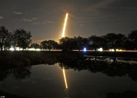 Elon Musks Space X Launches Secretive Zuma Spacecraft Daily Mail Online