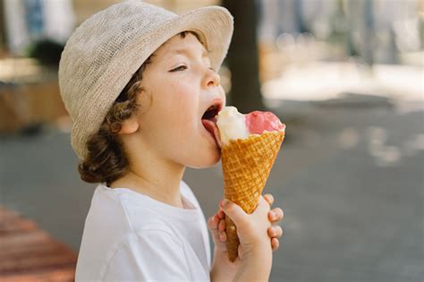 모자를 쓴 어린 소년이 아이스크림을 들고 행복하고 놀란 다 아이스크림을 가진 아이들 4 5세에 대한 스톡 사진 및 기타 이미지 4 5세 가정 생활 곱슬 머리 Istock