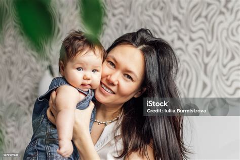 침실 클로즈업에 어린 딸과 함께 웃고 있는 어머니의 초상화 무료 복사 공간 흐릿한 배경 귀여운 아기와 함께 즐거운 시간을 보내고 행복한 감정을 담아보세요 모성애와 육아의