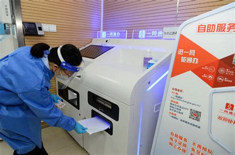 静安这个居委会代办纸质离线“随申码”，老人通行不再难居民彭浦镇身份证