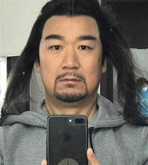 因为家里穷，不得已，娶了个是百合老婆，房子也是她爸妈出钱买的
