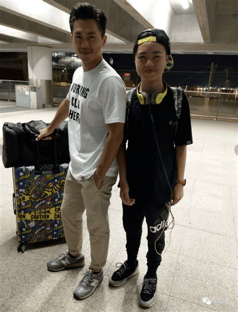 森美首度与儿子同台做司仪，19岁儿子颜值不如父亲，父子更像兄弟梁曦遗传家人