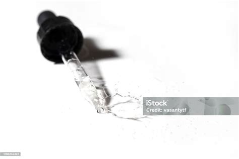 白い背景に血清と液体滴とピペットの接写 Stem教育のストックフォトや画像を多数ご用意 Stem教育 しずく アロマテラピー