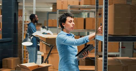 스캐너와 태블릿을 사용하여 재고 재고를 처리하고 창고 선반에 있는 패키지에서 바코드를 스캔하는 여성 직원 상자 공급망 물류에서 상품을 확인하는 여성 사진