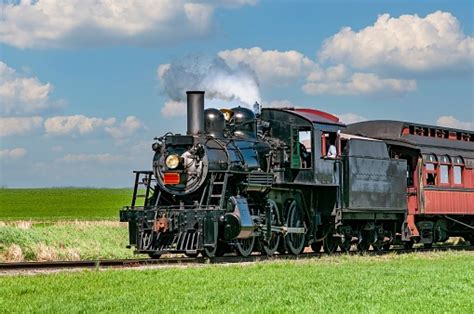 탁 트인 들판과 초원을 통과하는 복원된 증기 여객 열차의 모습 0명에 대한 스톡 사진 및 기타 이미지 0명 강철 객차 Istock