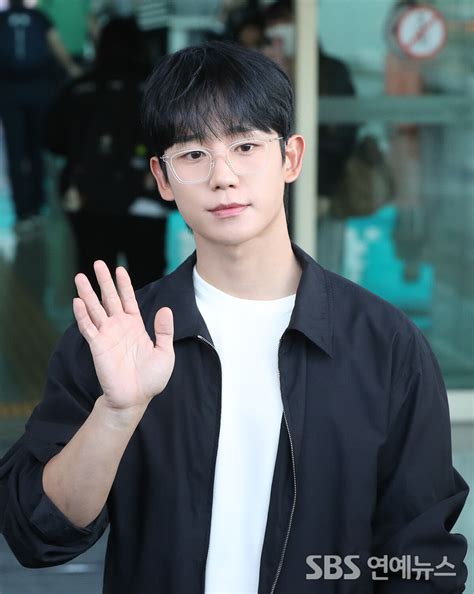 E포토 정해인 안경 쓴 모습에 여심 흔들