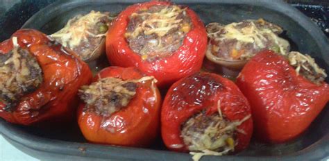 Conjunción De Alegrías Y Sabores Ajíes Morrones Rojo Rellenos