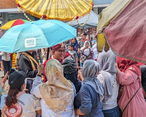 Penutup Hari Jadi Banyumas Ke 453 Pj Bupati Banyumas Dikrubuti Emak2