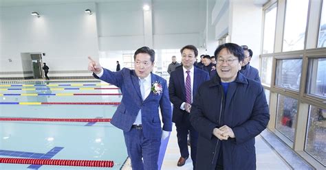 광주 남구 반다비체육센터 수영장 살펴보는 강기정 광주시장