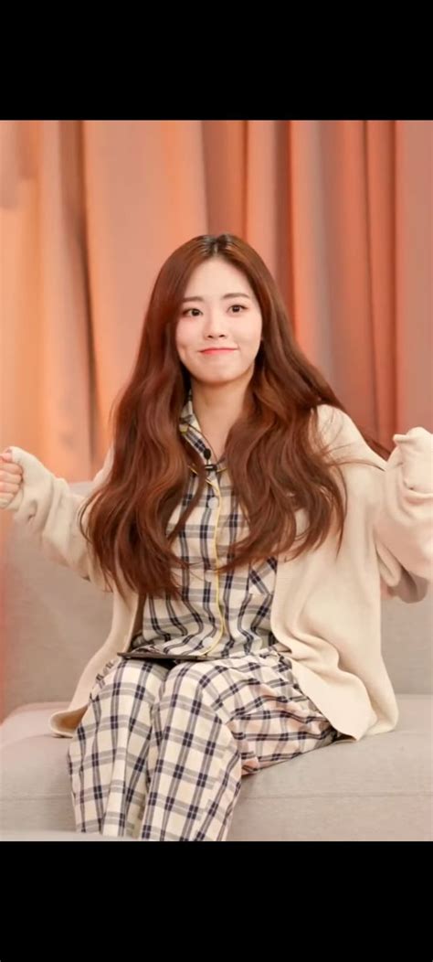 Pin On 04 Park Ji Won 🐰 박지윈 Pledis Entertainment