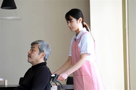 휠체어에 앉은 백발의 아시아계 노인 남성을 부축하고 있는 젊은 여성 간병인 20 29세에 대한 스톡 사진 및 기타 이미지