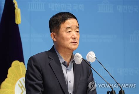 이동관 전 청와대 홍보수석 자녀 학폭 관련 기자회견하는 강득구 의원 연합뉴스