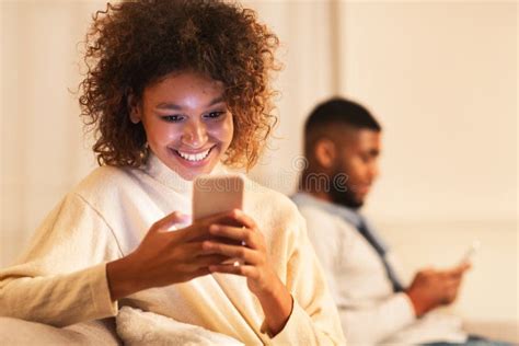 Ragazza Infedele Al Telefono Seduta Con Il Fidanzato Sul Divano