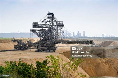 バケットホイール掘削機付きガルツヴァイラーオープンピットの褐炭採掘 建設・建築産業のストックフォトや画像を多数ご用意 建設・建築産業
