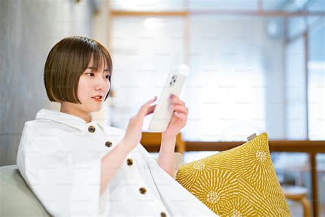 방에서 스마트폰을 조작하는 여자 사진 Unsplash의 외과 이미지