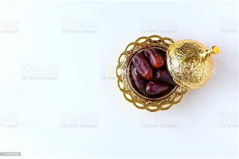 전통적인 아랍어 황금 접시에 유기 건조 날짜 거룩한 달 라마단 개념입니다 평면도 0명에 대한 스톡 사진 및 기타 이미지 0명