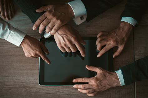 태블릿에 남자와 여자의 손 태블릿이 테이블에 있습니다 직원의 손이 화면을 터치합니다 고품질 사진 2명에 대한 스톡 사진 및 기타 이미지 Istock