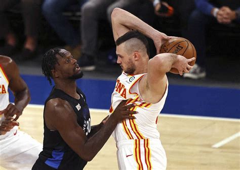 ホークスのガリナリをマークするニックスのランドル（ap） ― スポニチ Sponichi Annex スポーツ
