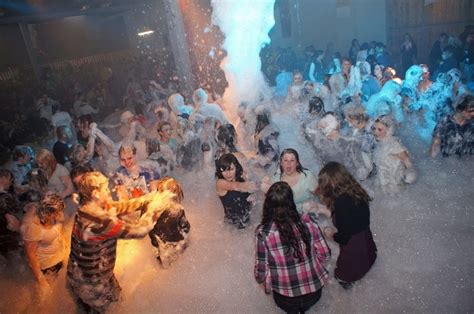 Diese Schaumparty ist ein Muss - N-LAND