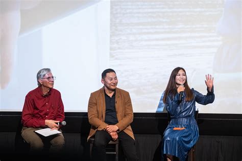 Эргэж ирэхгүй намар кино шагнал хүртжээ News Mn