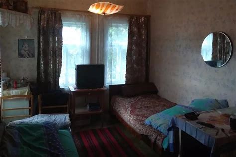 Рита пішла викинути сміття Раптом до контейнерів підїхала вантажівка З кабіни вийшло двоє