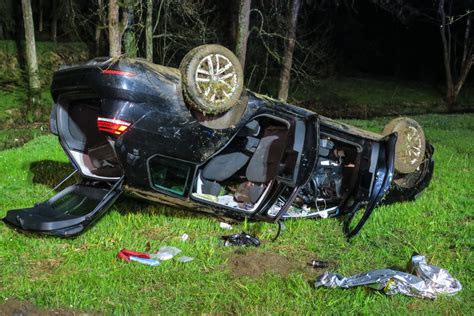 Schwerer Unfall Im Erzgebirge Vw überschlägt Sich Mehrere Verletzte