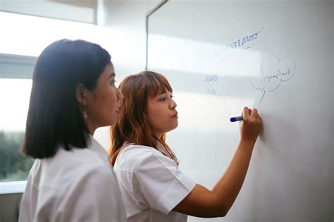 아시아 학생 들 교 복 교실에서 강의 하 고 화이트 보드에 작성 토론에 대한 스톡 사진 및 기타 이미지 토론 2명 교사