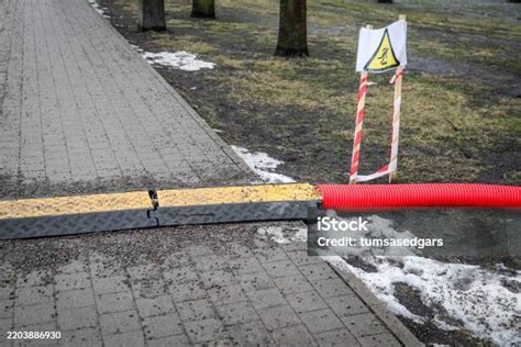 노란색 안전 경사로가 있는 빨간색 파이프와 통로에 주의 표지판이 있습니다 0명에 대한 스톡 사진 및 기타 이미지 0명 거리 건설 기계류 Istock