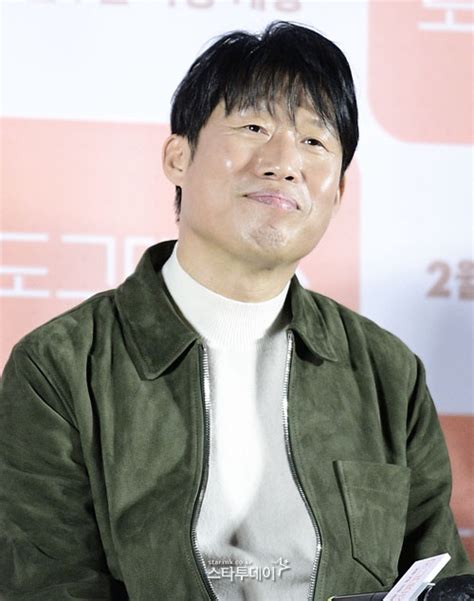 电影《狗日》媒体试映会24日下午在首尔龙山cgv举行。 演员尹汝贞、刘海镇、金允珍、郑成和、汤俊相、李현雨、尹彩娜、金德敏导演出席了记者招待会