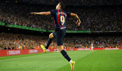 Robert Lewandowski Inspires Barcelona To 4 0 Real Valladolid Win