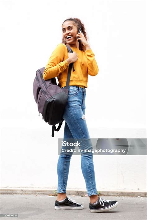 휴대 전화와 가방 흰색 벽에 의해 미소 아름다운 젊은 인도 여성의 측면 초상화 여자에 대한 스톡 사진 및 기타 이미지 여자 한 명의 여자만 인도 민족 Istock