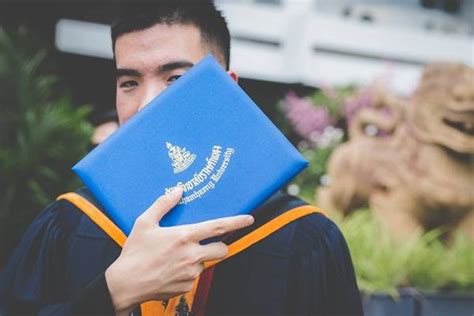 Campus Star รวมไอเดีย ท่าโพสต์ถ่ายรูปรับปริญญา สำหรับผู้ชาย