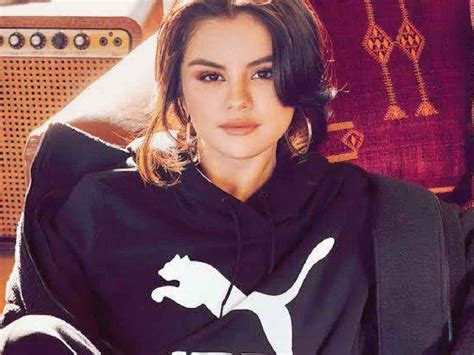 Broke My Hand And Had Surgery Selena Gomez Reveals How She Recorded