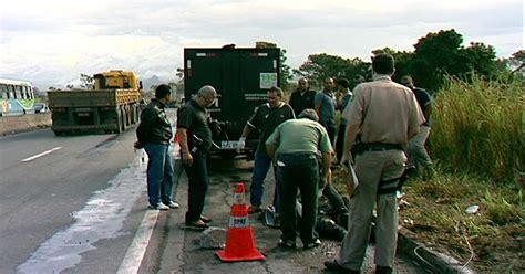 G Motociclista morre atropelado após parar para ver acidente no ES