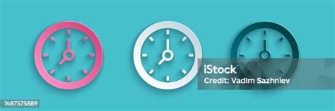 파란색 배경에 격리된 용지 절단 시계 아이콘입니다 시간 기호입니다 종이 아트 스타일 벡터 3차원 형태에 대한 스톡 벡터 아트 및