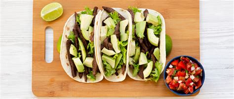 옥수수 Tortillas 대나무 보드에 살사 라임 아보카도 구운된 쇠고기 위에서 근접 촬영입니다 0명에 대한 스톡 사진 및 기타