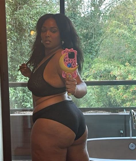 Lizzo Posa Em Selfie No Espelho Eu Mesma