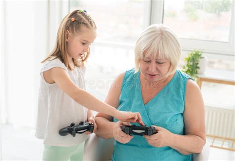 Garota Ensinando Mulher A Jogar No Joystick Imagem De Stock Imagem De