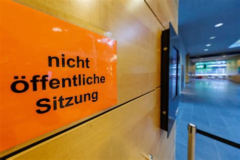 Jugendlicher Hat Mitschüler Von Hinten Erschossen